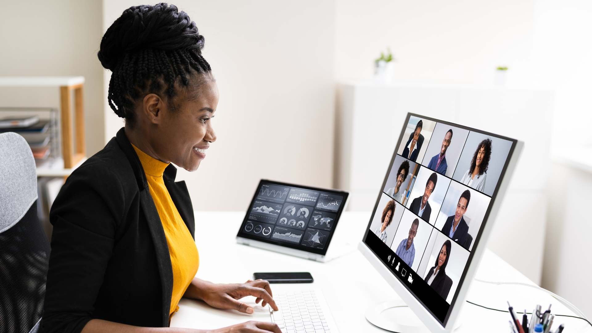 What is synchronous e-learning and how can it be effective?